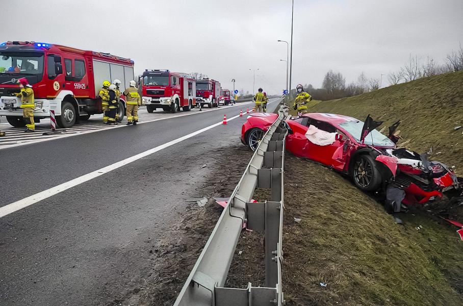 ფოტო: პოლონეთში 330 000 დოლარად შეფასებული Ferrari დაამტვრიეს - რადიო ...