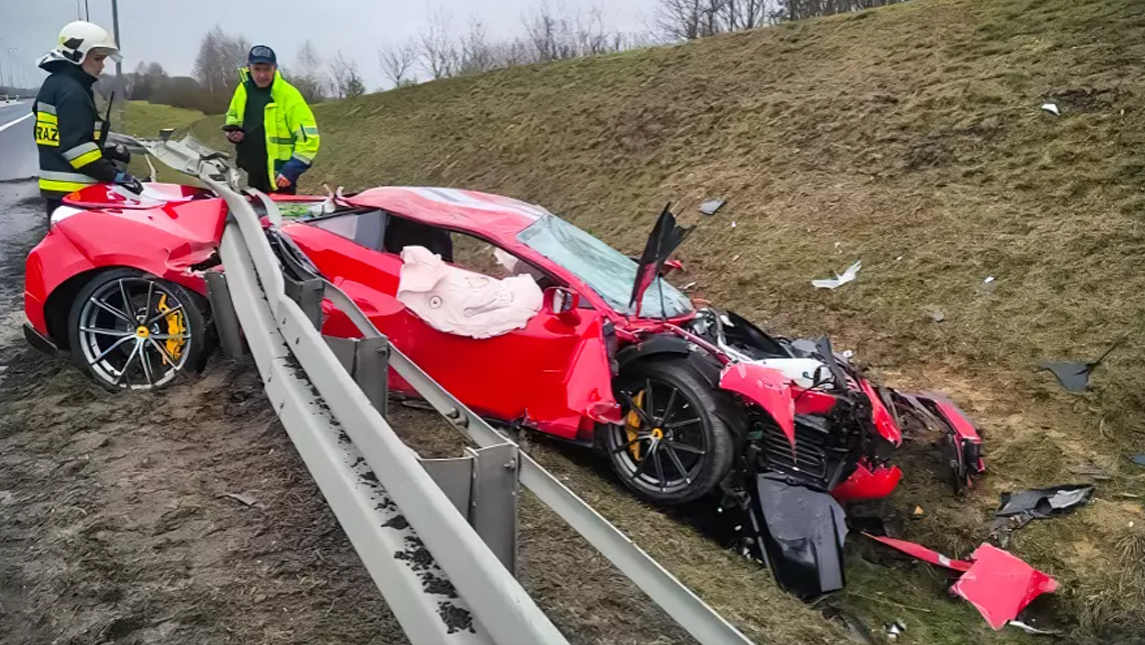 ფოტო: პოლონეთში 330 000 დოლარად შეფასებული Ferrari დაამტვრიეს - რადიო ...